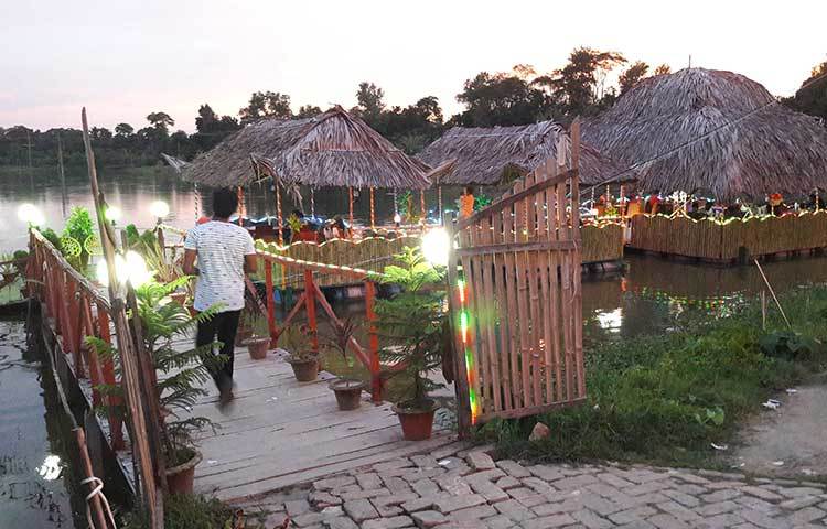 ভাসমান রেস্টুরেন্ট - Dhalair Dak 24