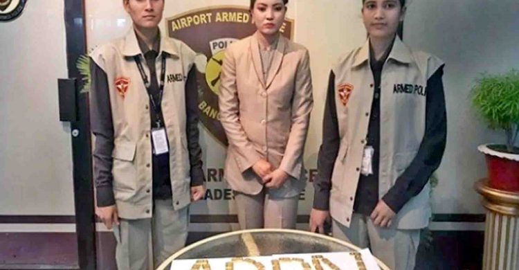 ১০ কেজি সোনাসহ কেবিন ক্রু আটক - Dhalair Dak 24